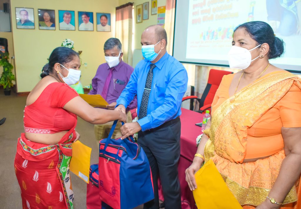 ඌවේ පෙර පාසල් ගුරුවරුන් සදහා ඉගෙනුම් උපකරණ කට්ටල ප්‍රධානය කිරීම – Uva ...